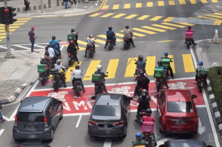 Patuhi lampu isyarat, hormati hak pejalan kaki - Kosmo Digital