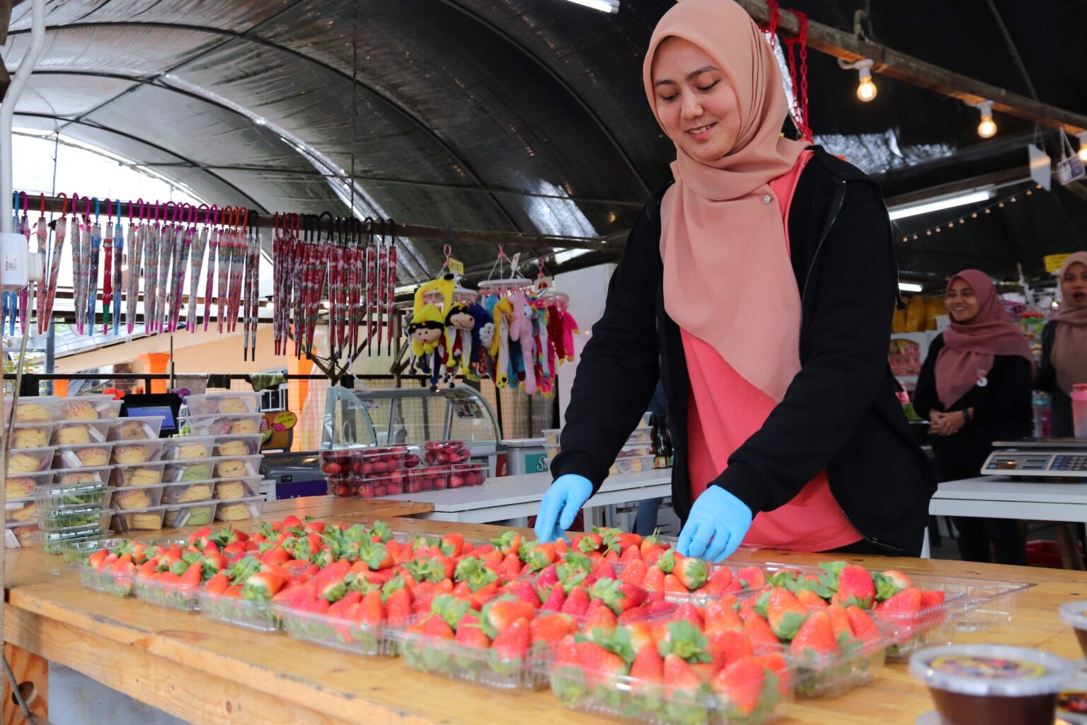 Pelancong hampa beli strawberi import di Cameron Highlands - Kosmo Digital