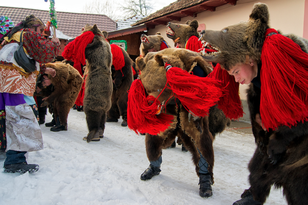 Tarian beruang tradisi rai tahun baharu di Romania - Kosmo Digital