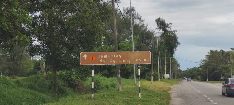 Papan tanda usang bikin pemandu sesat jalan - Kosmo Digital