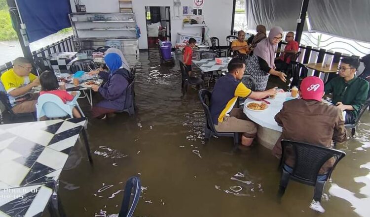 Tetap makan biarpun kaki dalam banjir - Kosmo Digital