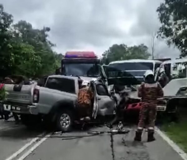 Wanita maut trak pikap bertembung lori - Kosmo Digital