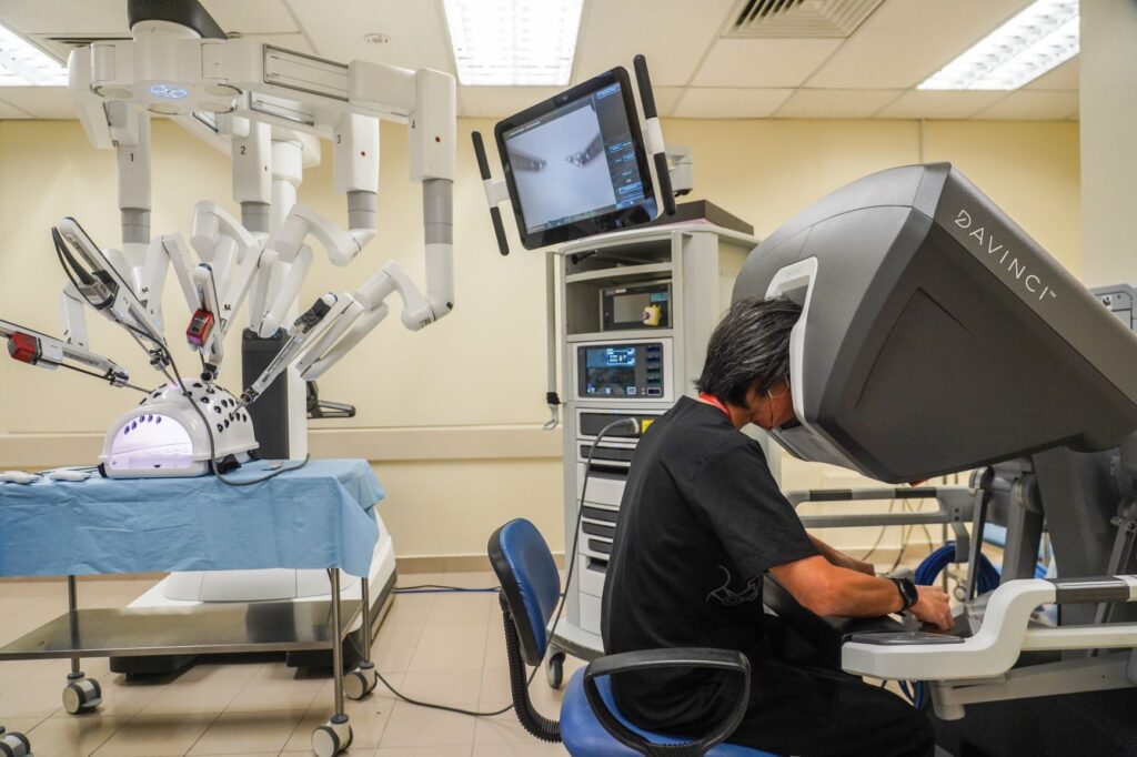 Sistem robotik mudahkan pembedahan kompleks - Kosmo Digital