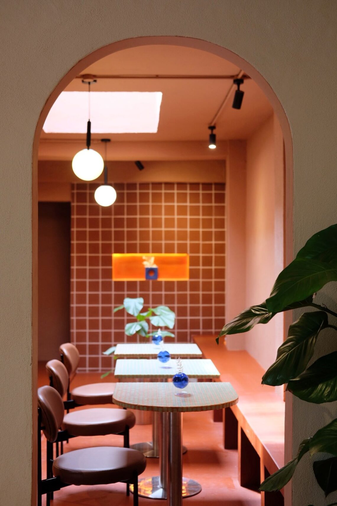 Kafe penuh estetik tawar sajian croffle - Kosmo Digital