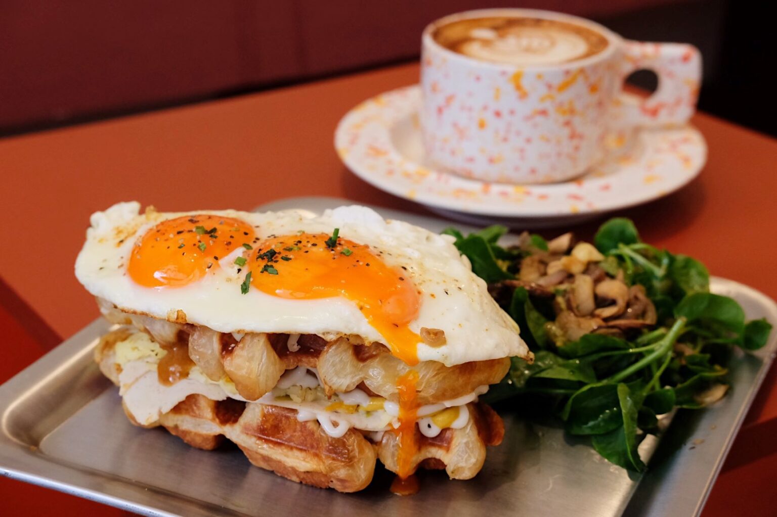 Kafe penuh estetik tawar sajian croffle - Kosmo Digital