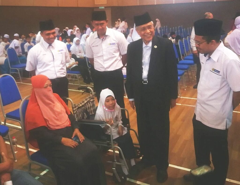 Al-Quran bukan sampah boleh dibuang merata-rata - Kosmo Digital