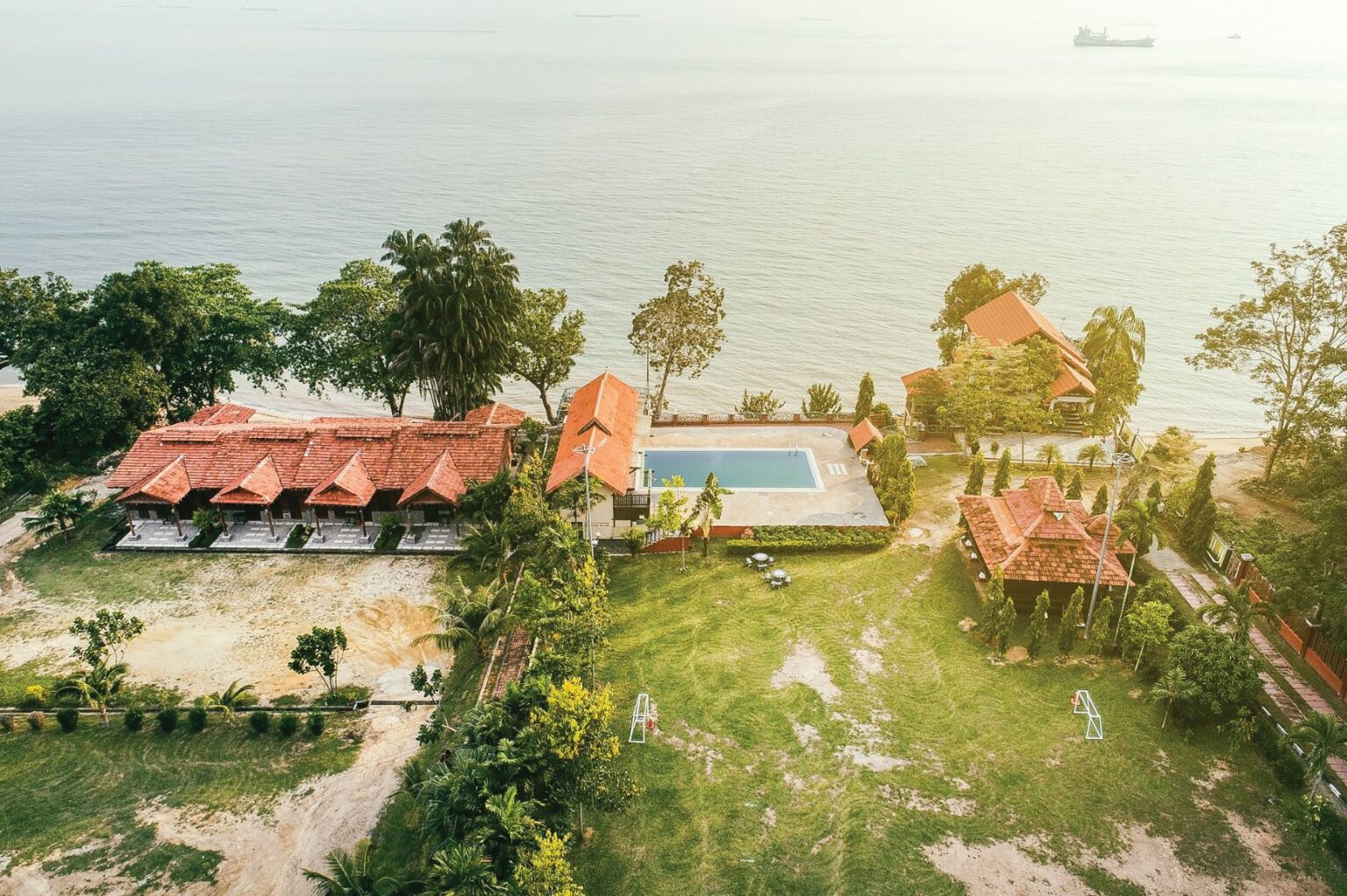 Inap desa rumah Melayu di pantai Kuala Linggi - Kosmo Digital