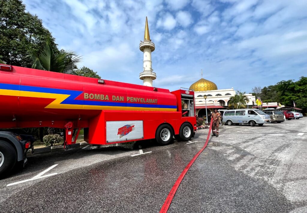 Bomba hantar khidmat bantuan air urusan mandi jenazah - Kosmo Digital