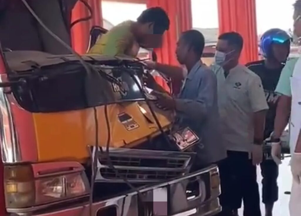 Pemandu lori bawa kelindan tersepit kemalangan terus ke hospital - Kosmo Digital