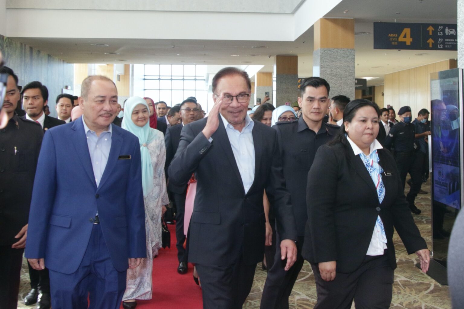 Kerajaan akan bincang semula gaji, upah penjawat awam - Kosmo Digital