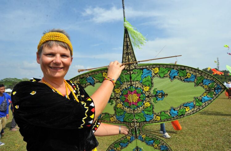 Teruja pakai busana sambil naikkan wau tradisional - Kosmo Digital