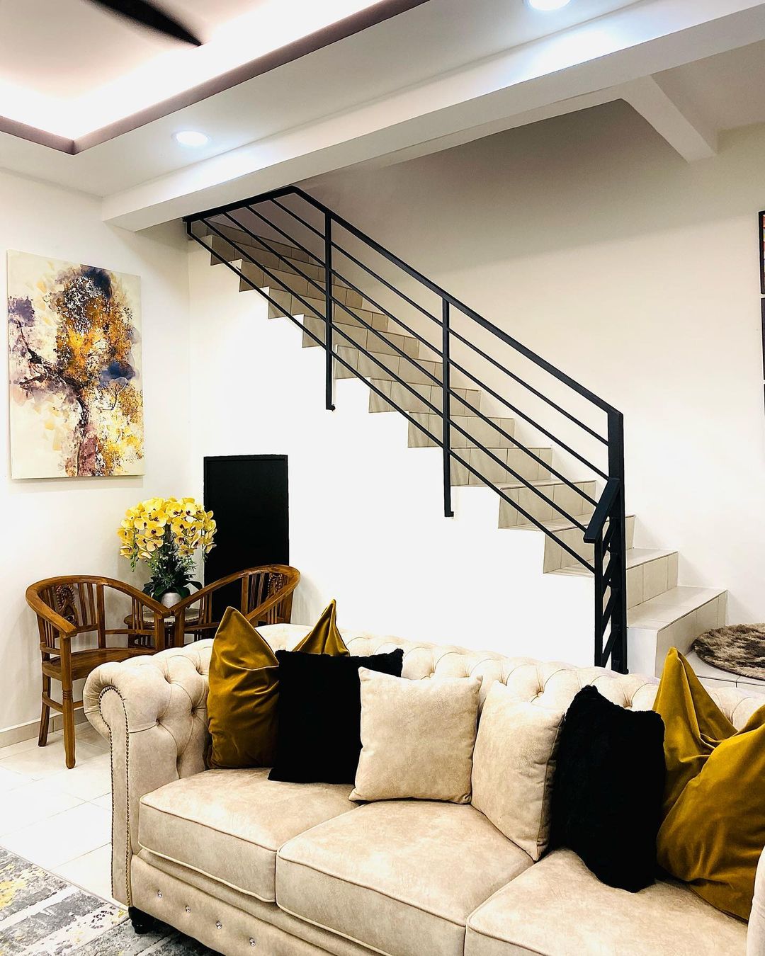 Warna hitam suntik seri pada kediaman berona neutral - Kosmo Digital