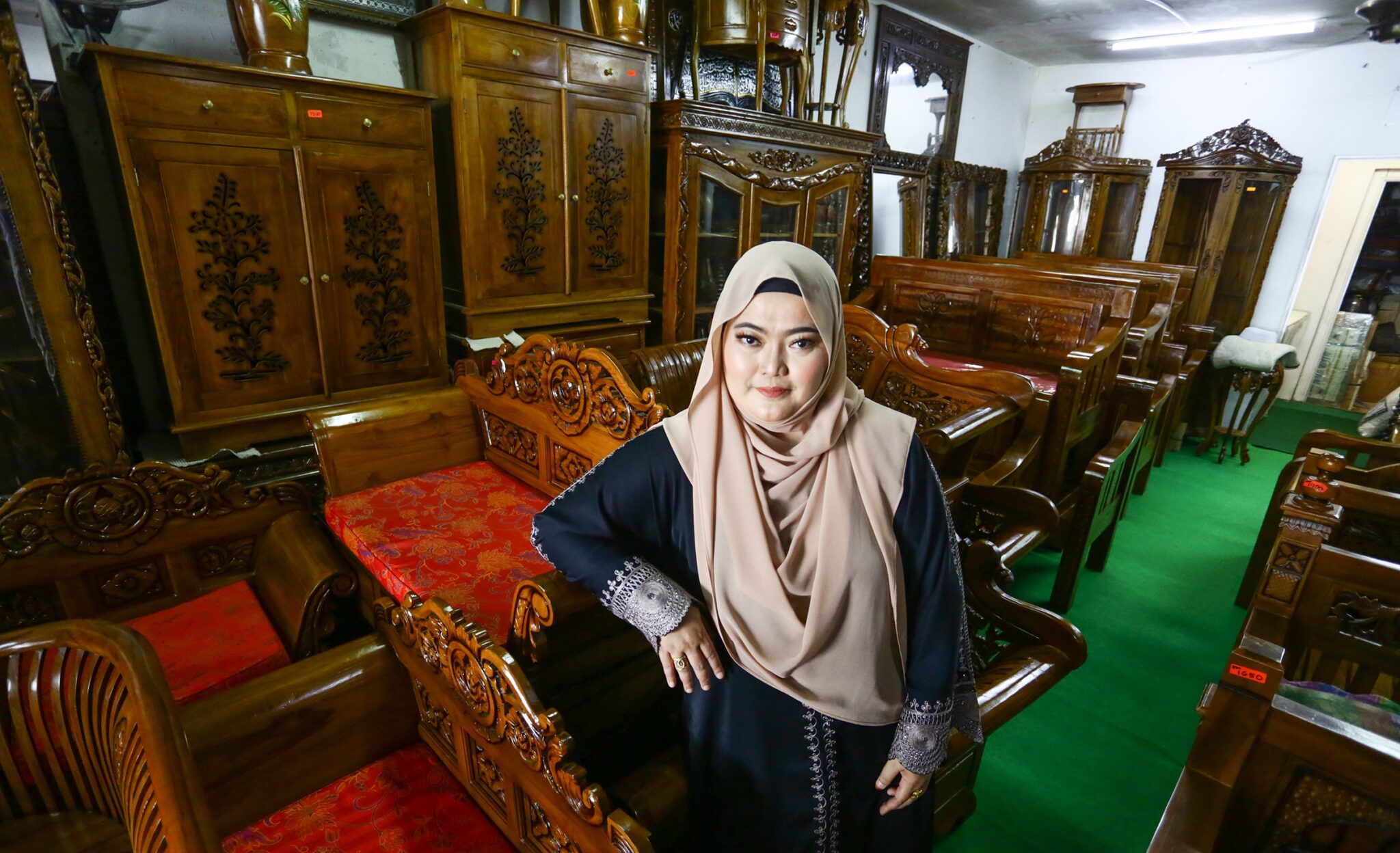 Izan tepis persepsi perabot kayu jati mahal - Kosmo Digital