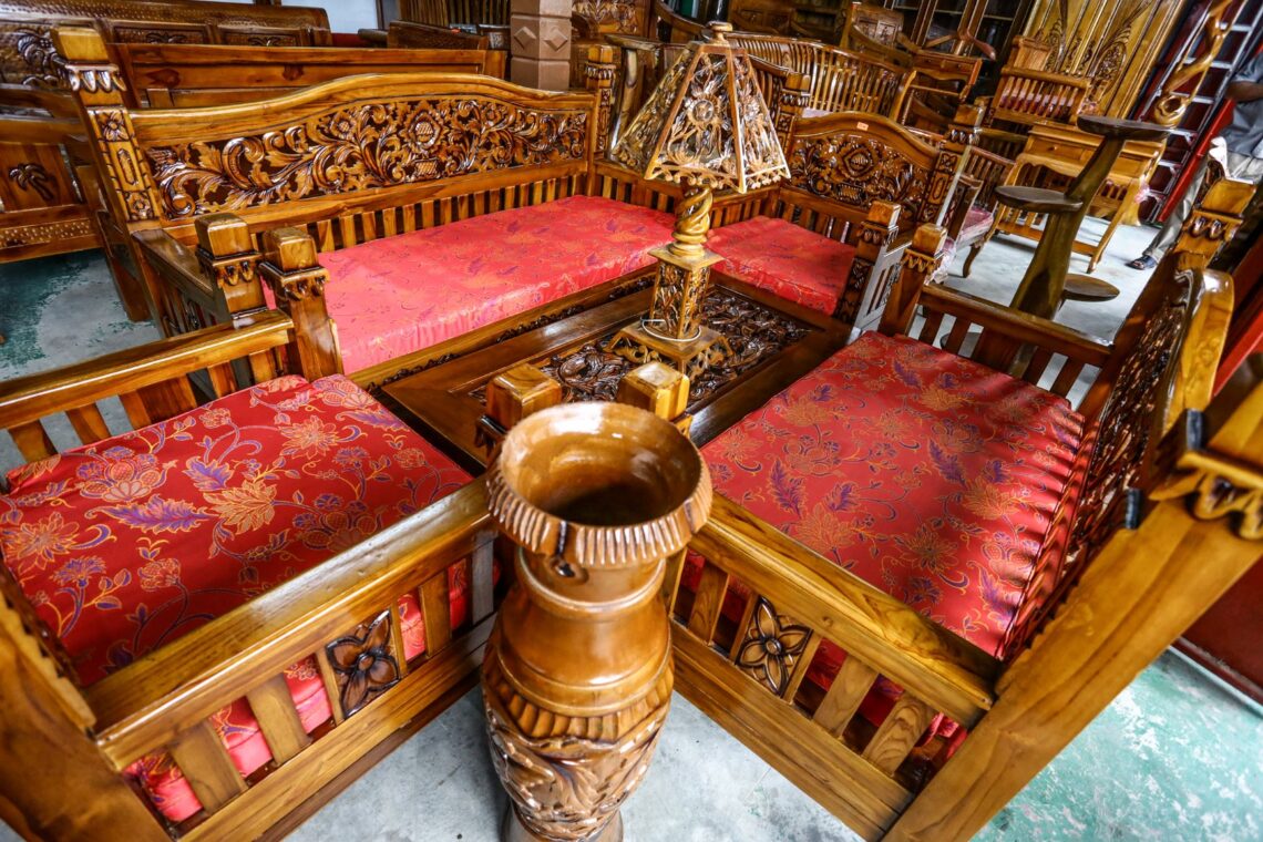 Izan tepis persepsi perabot kayu jati mahal - Kosmo Digital