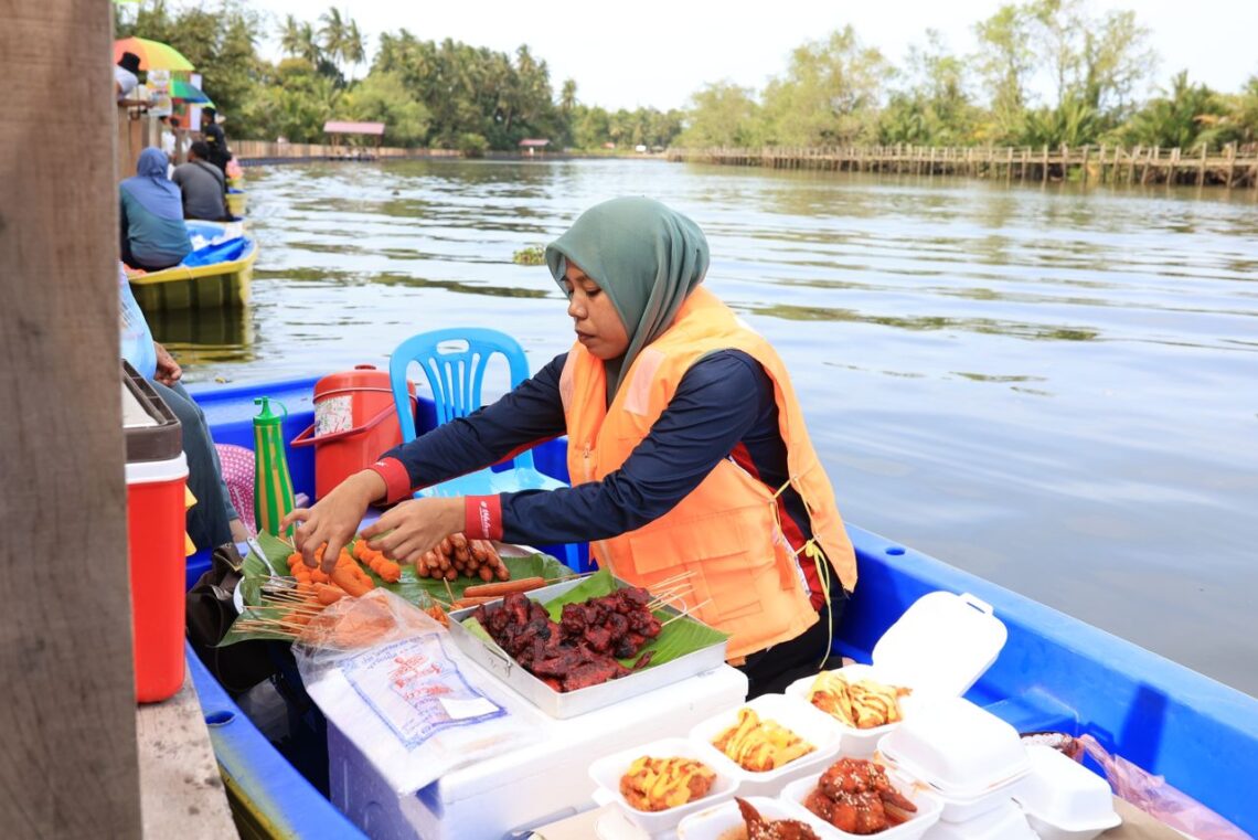 Jeti jadi pasar terapung di Pulau Tengah - Kosmo Digital
