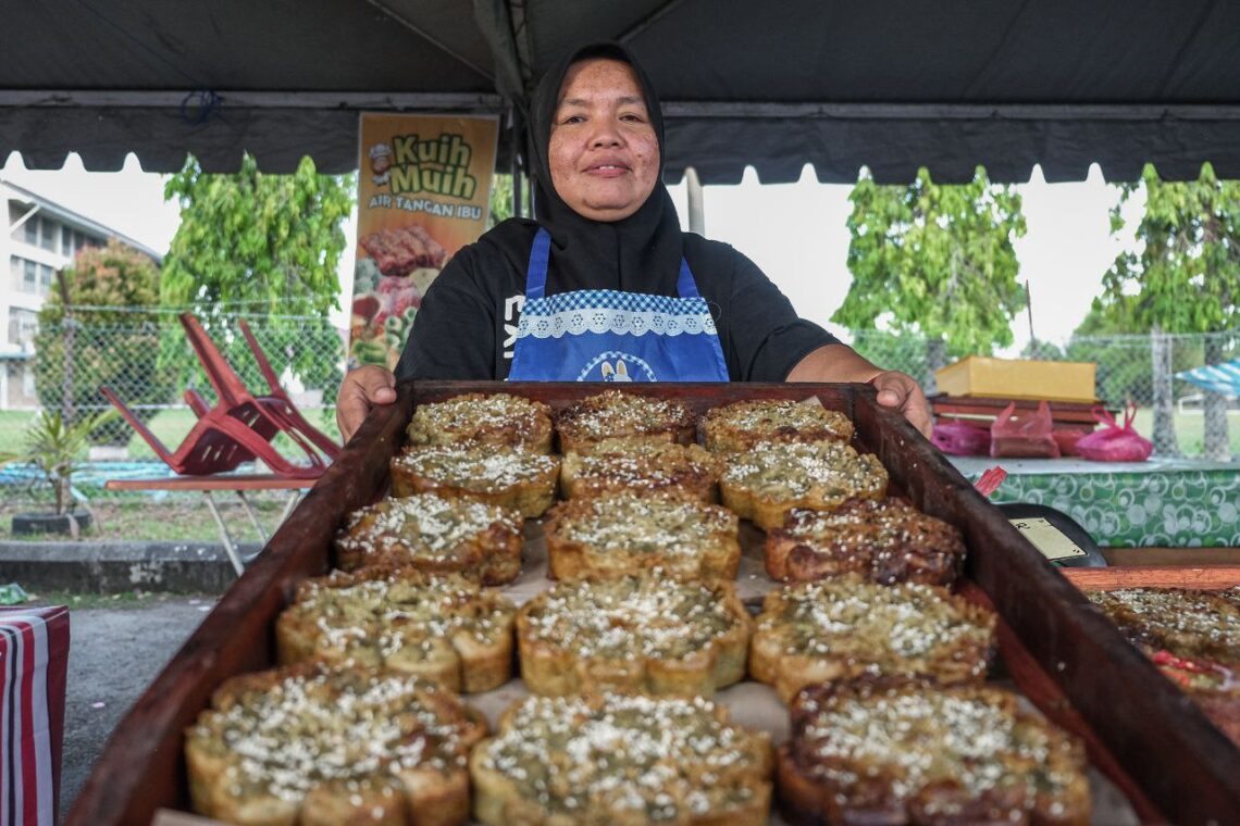 Masak kuih bakar guna arang sabut kelapa - Kosmo Digital