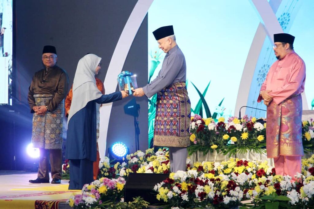 Sultan Nazrin sampaikan hadiah Tilawah dan Hafazan al-Quran Perak 2023 ...