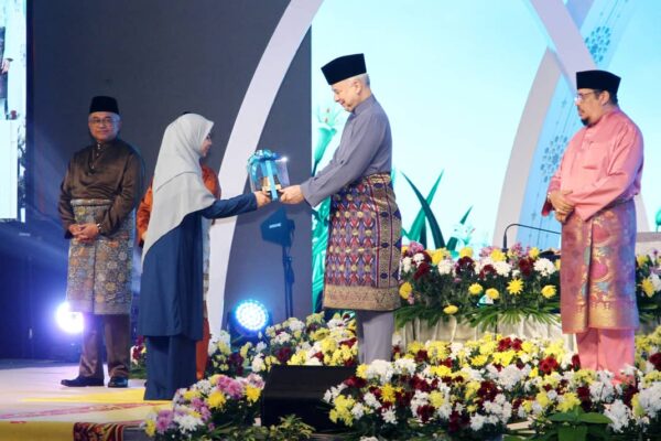 Sultan Nazrin sampaikan hadiah Tilawah dan Hafazan al-Quran Perak 2023 ...
