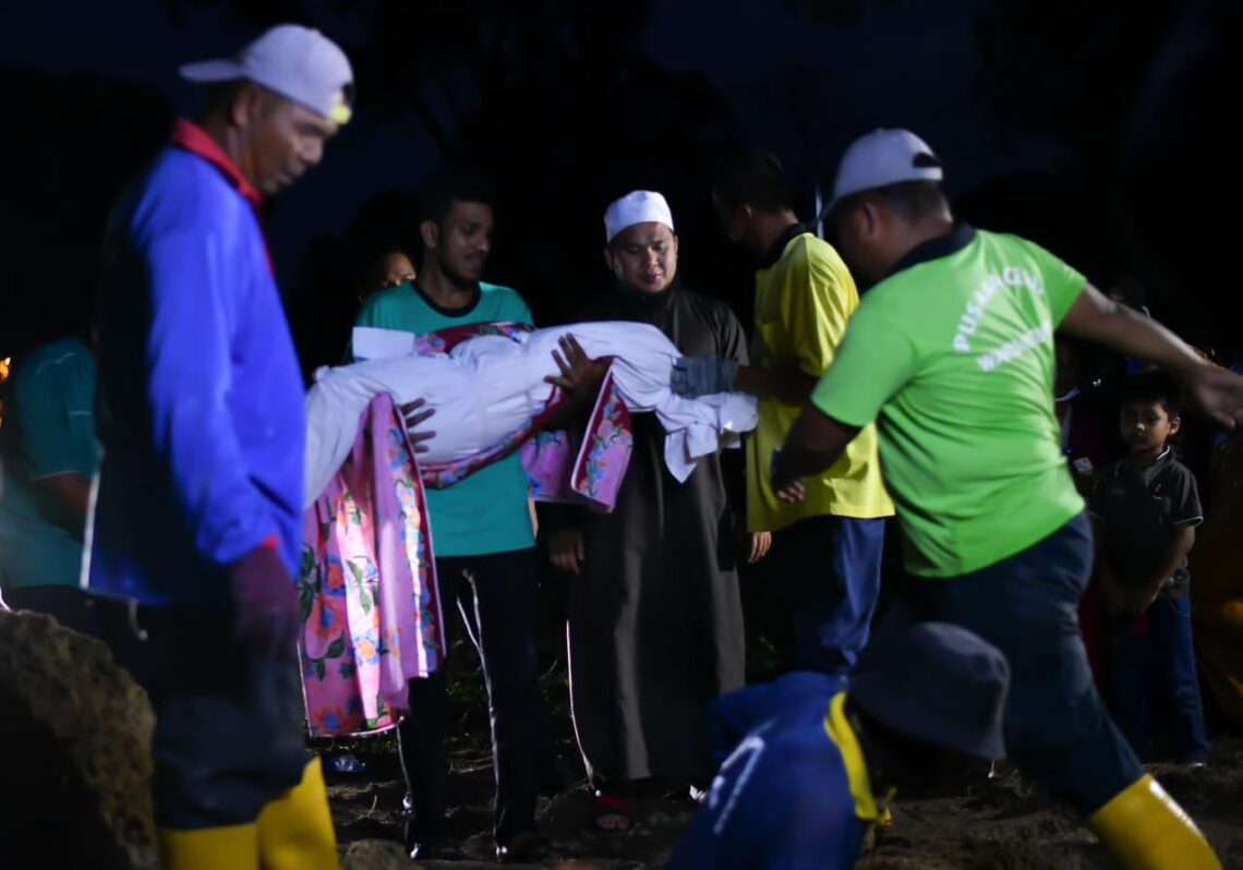 Empat beradik selamat dikebumi dalam satu kubur - Kosmo Digital Empat beradik selamat dikebumi dalam satu kubur - Kosmo Digital