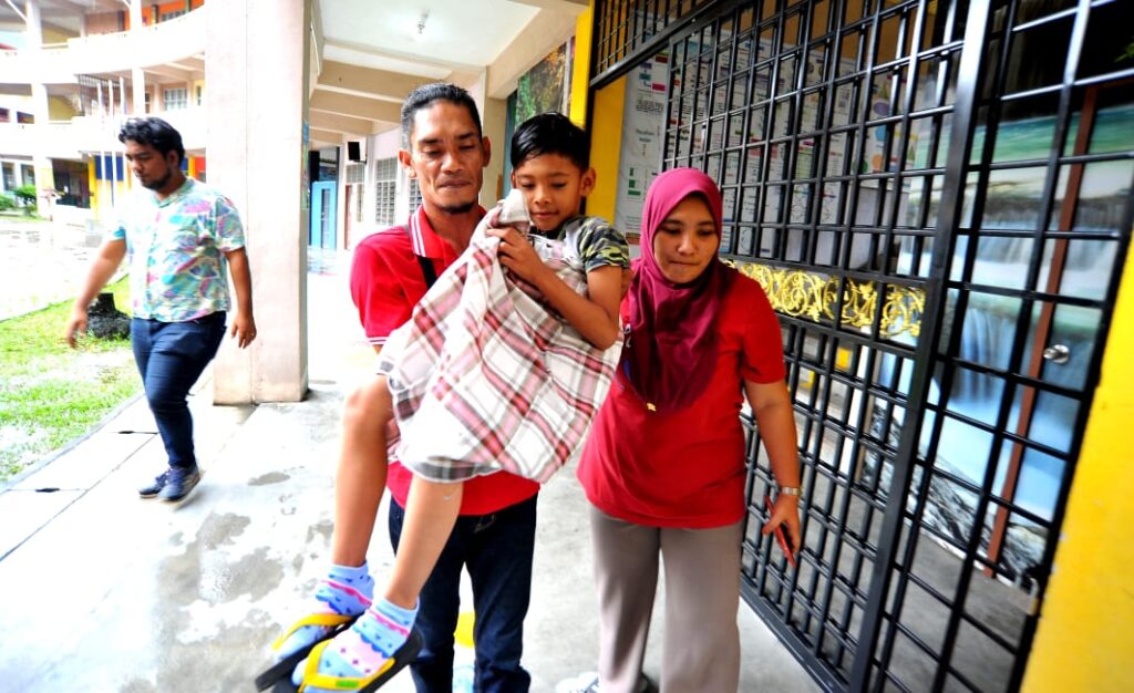 Dukung anak sulung berkhatan pindah ke PPS - Kosmo Digital
