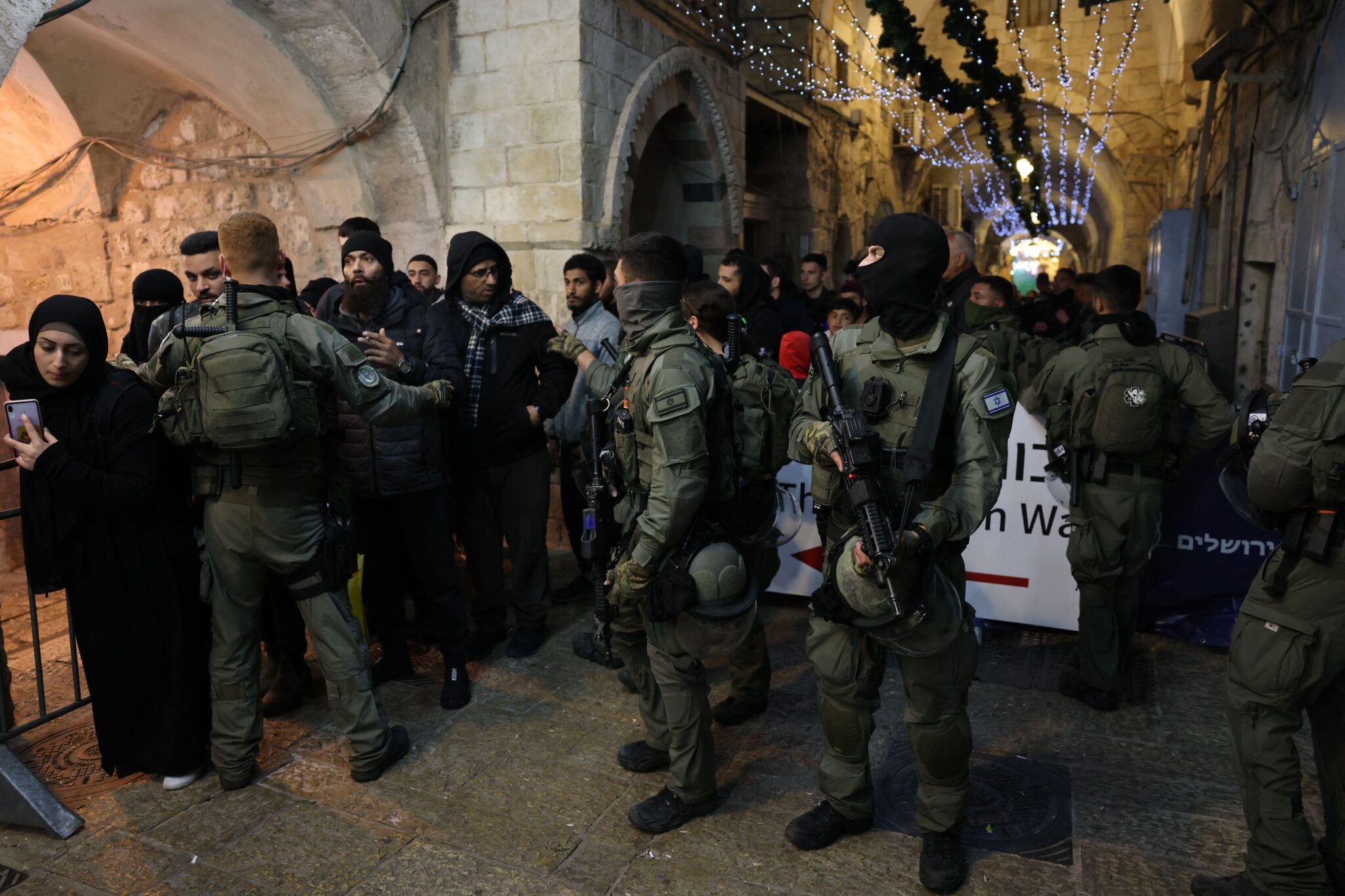 Israel serbu lagi Masjid Al-Aqsa - Kosmo Digital