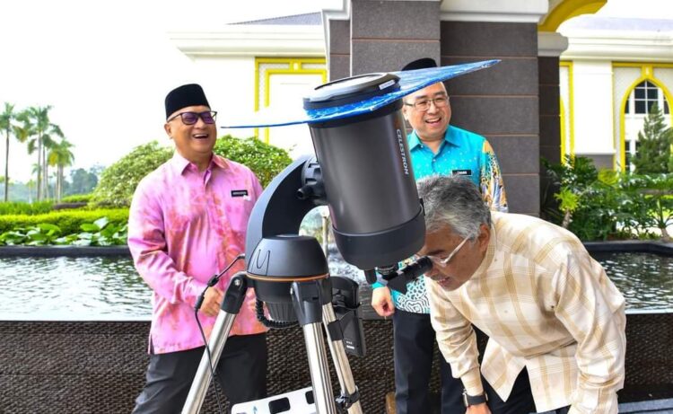 Agong, Raja Permaisuri berkenan lihat gerhana matahari - Kosmo Digital