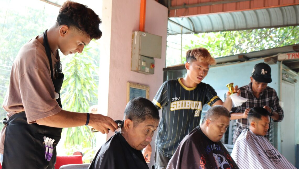 Warga emas ceria dapat gunting rambut percuma - Kosmo Digital