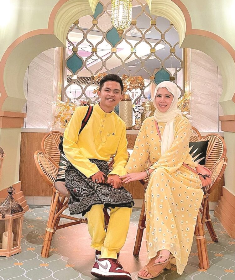 Tajul bahagia hadiahkan 7 pasang baju raya isteri - Kosmo Digital