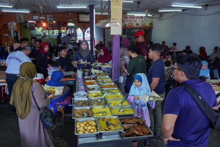 Bosan makan rendang, orang ramai serbu kedai tomyam - Kosmo Digital