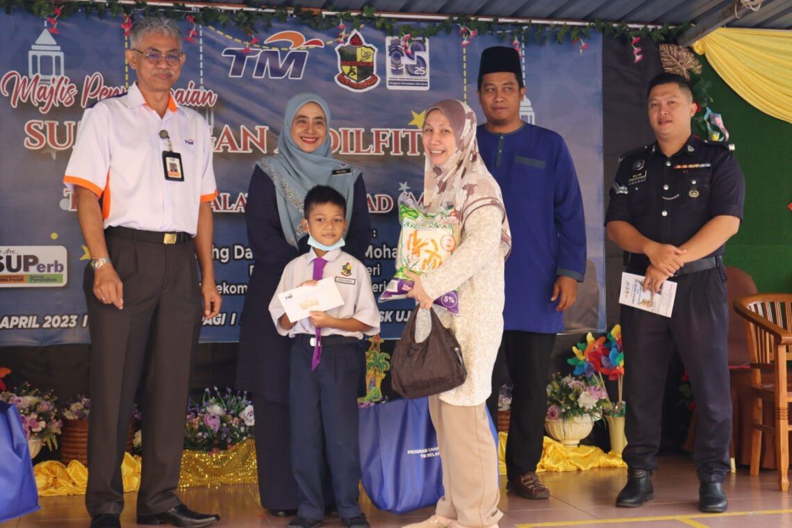 61 murid asnaf, yatim terima bantuan raya di sekolah - Kosmo Digital