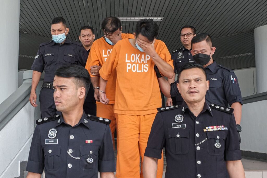 Dua anggota polis didakwa samun pelanggan hotel - Kosmo Digital