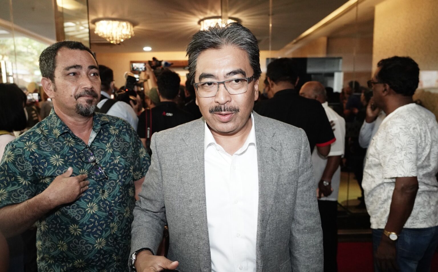 Johari ganti Hishammuddin sebagai Bendahari Agung BN - Kosmo Digital