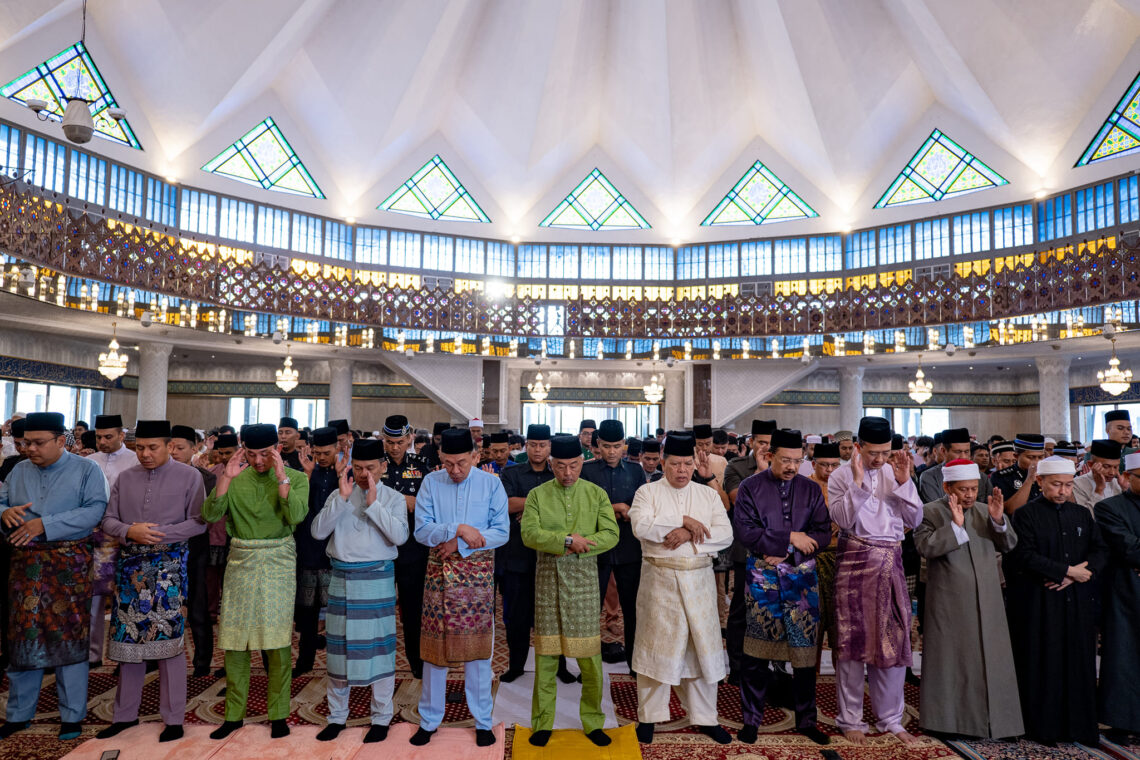 Agong, Raja Permaisuri solat raya di Masjid Negara - Kosmo Digital