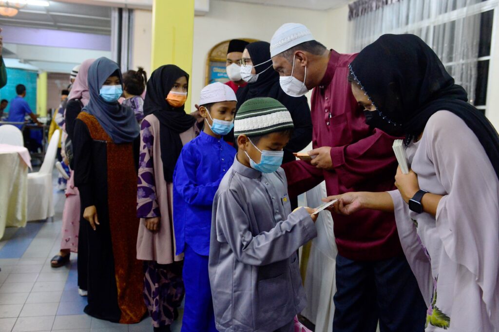Ibu bapa jangan didik anak minta duit raya - Kosmo Digital