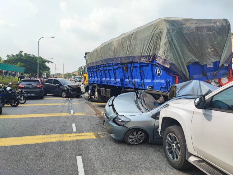 Polis kesan baki pemandu kereta dilanggar lori - Kosmo Digital