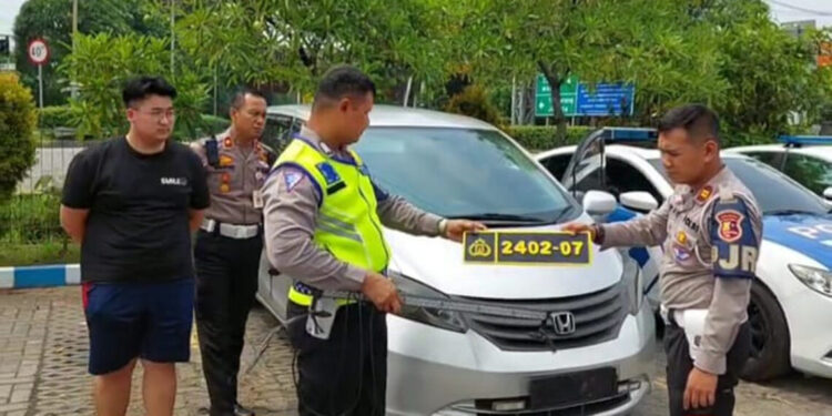 Remaja guna siren polis elak kesesakan trafik - Kosmo Digital