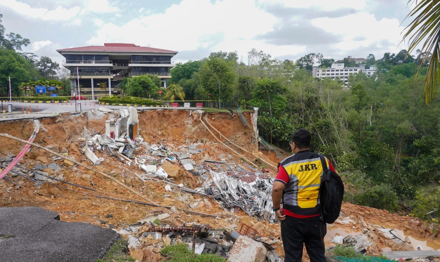 Tanam cerucuk besi atasi kes tanah runtuh Akademi SPRM - Kosmo Digital