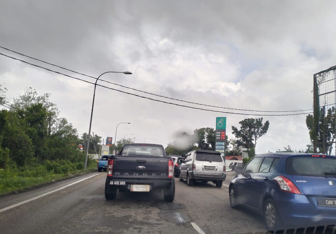 Rehat di kedai makan sebelum pulang bawa diesel seludup - Kosmo Digital