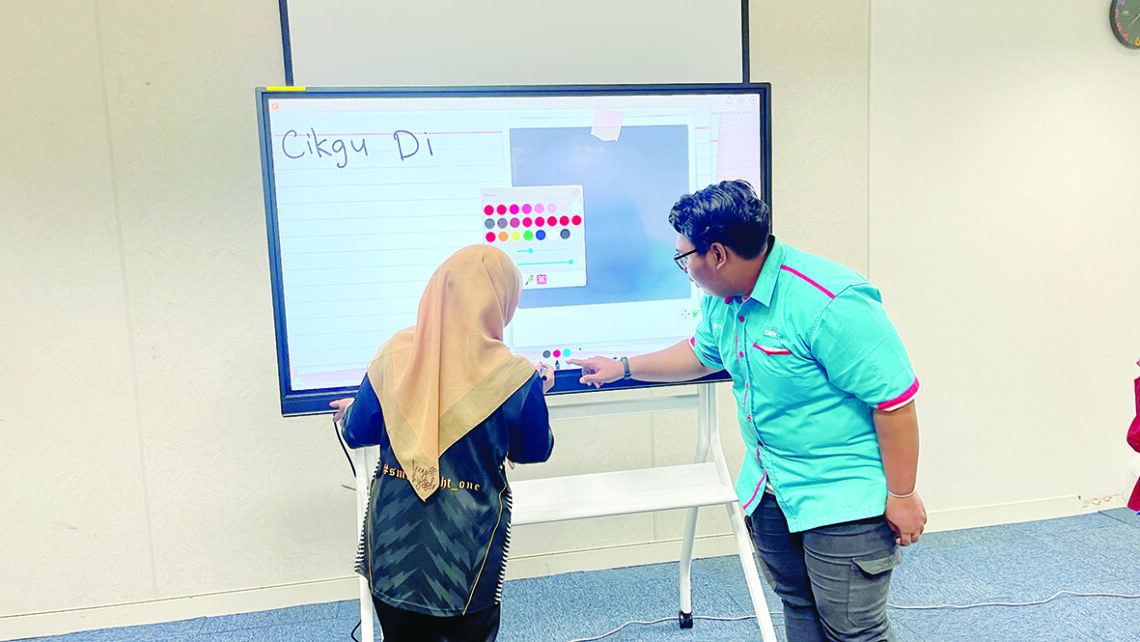 Papan pintar interaktif bantu pembelajaran - Kosmo Digital