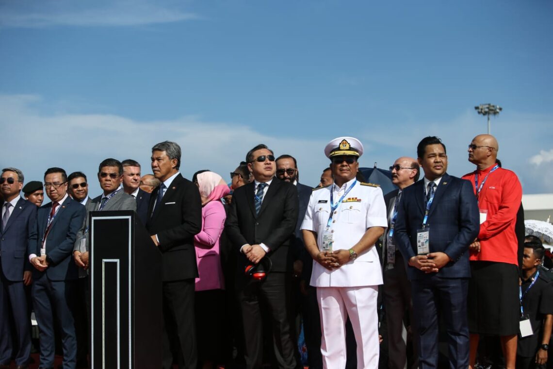 Aksi menakjubkan persembahan udara buka tirai LIMA'23 - Kosmo Digital