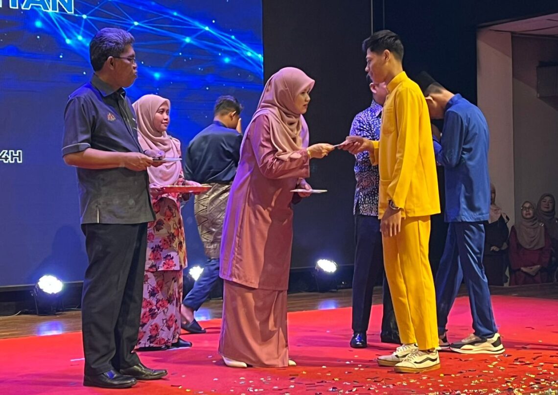 KPM tunggu laporan penuh siasatan kes guru besar tampar murid - Kosmo Digital