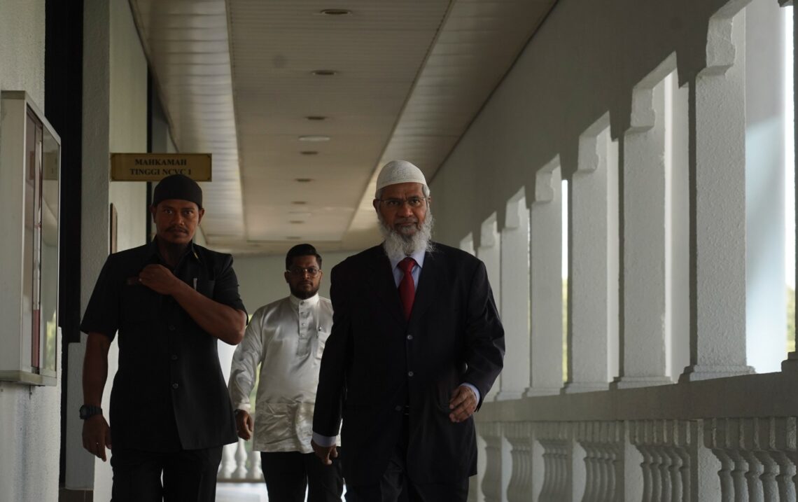 Mahkamah: Isu LTTE, Charles diarah mohon maaf kepada Zakir Naik - Kosmo Digital