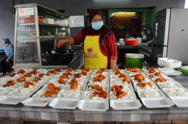 Pengendali makanan diingatkan pakai apron, penutup kepala - Kosmo Digital