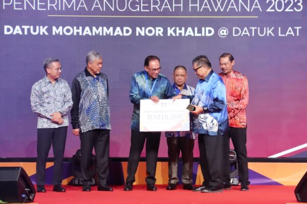 Kartunis Datuk Lat tetap pilih surat khabar - Kosmo Digital