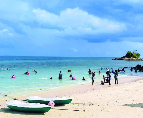 Orang ramai berehat di Pulau Kapas redakan cuaca panas - Kosmo Digital