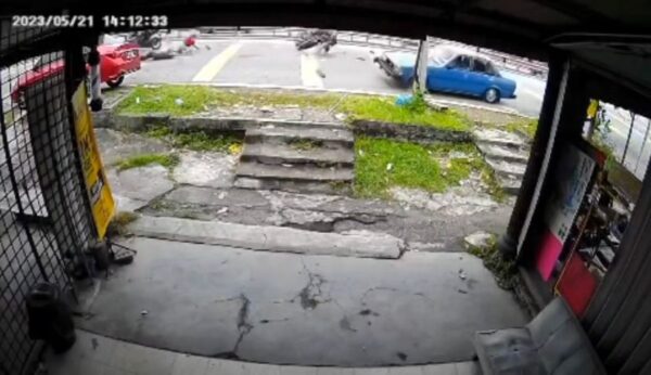 [VIDEO] Rempuh kereta keluar simpang, polis cari penunggang motosikal - Kosmo Digital