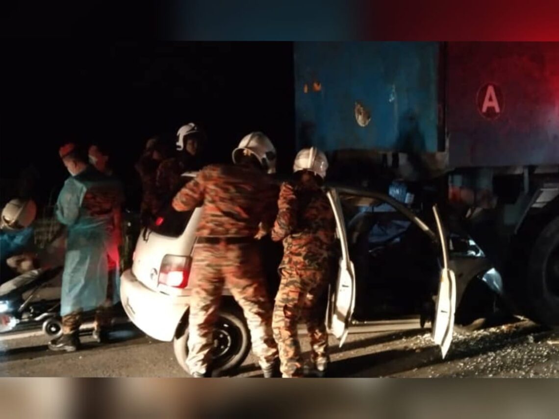 Wanita maut, Perodua Kancil rempuh belakang lori 10 tan - Kosmo Digital