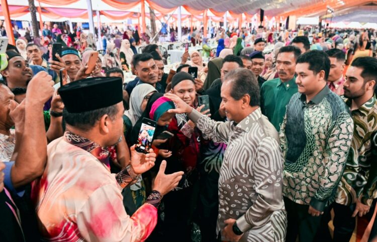 3,000 rakyat meriahkan Jamuan Teh bersama Sultan Mizan - Kosmo Digital