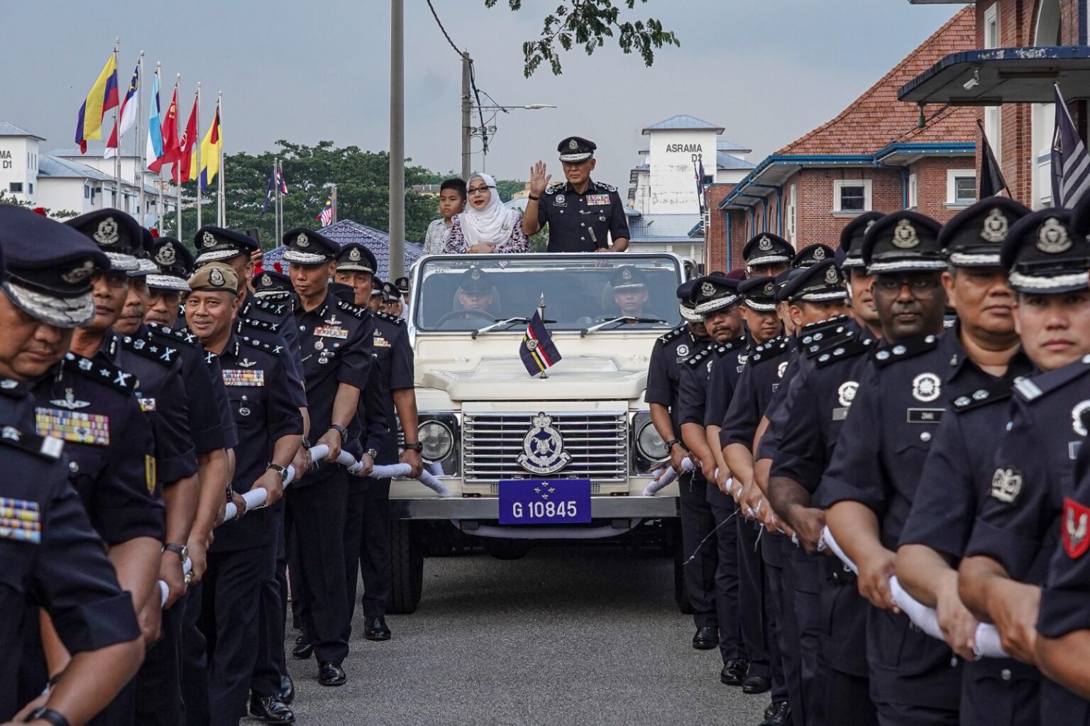 Lambaian terakhir Acryl Sani buat PDRM - Kosmo Digital
