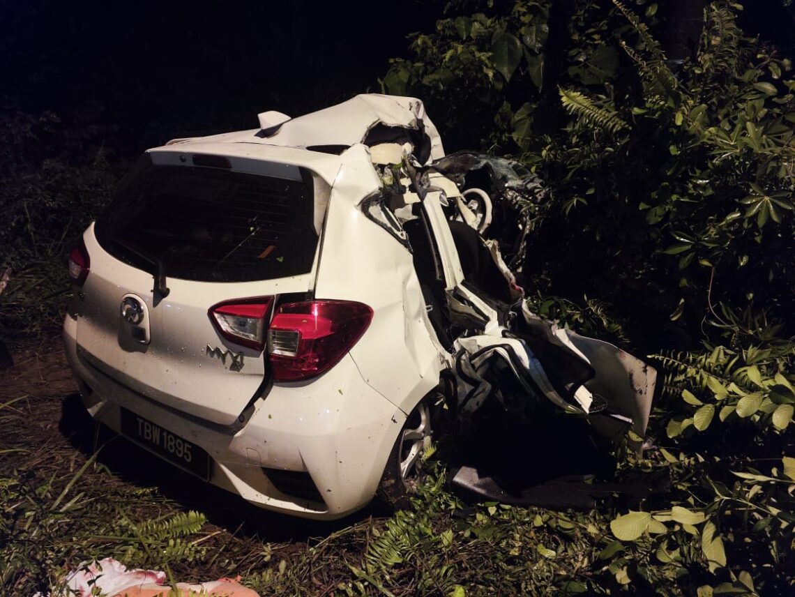 Dua beranak maut Myvi bertembung treler - Kosmo Digital